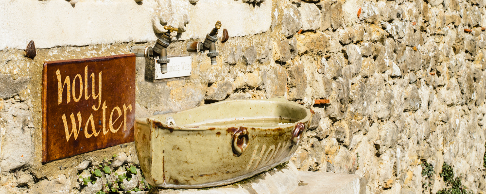 Peut-on se protéger avec de l’eau bénite au quotidien ? | Aeternum ...